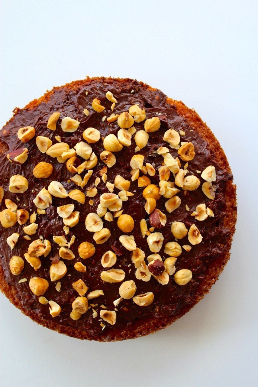 Banankage med chokoladeganache og hasselnødder - Anna-mad.dk