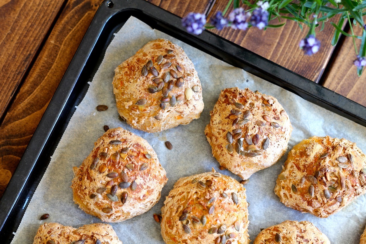 Koldhævede boller med søde kartofler og solsikkekerner - Anna-mad.dk