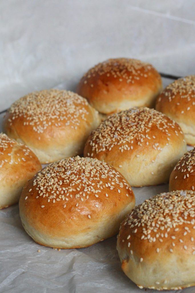 Burgerboller - bløde og luftige - Anna-mad.dk