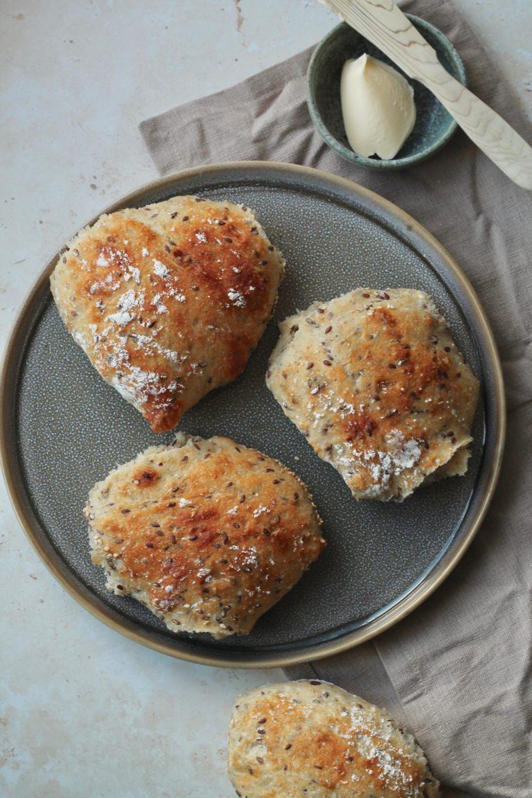 Surdejsboller med sesam og hørfrø - kerneboller med surdej
