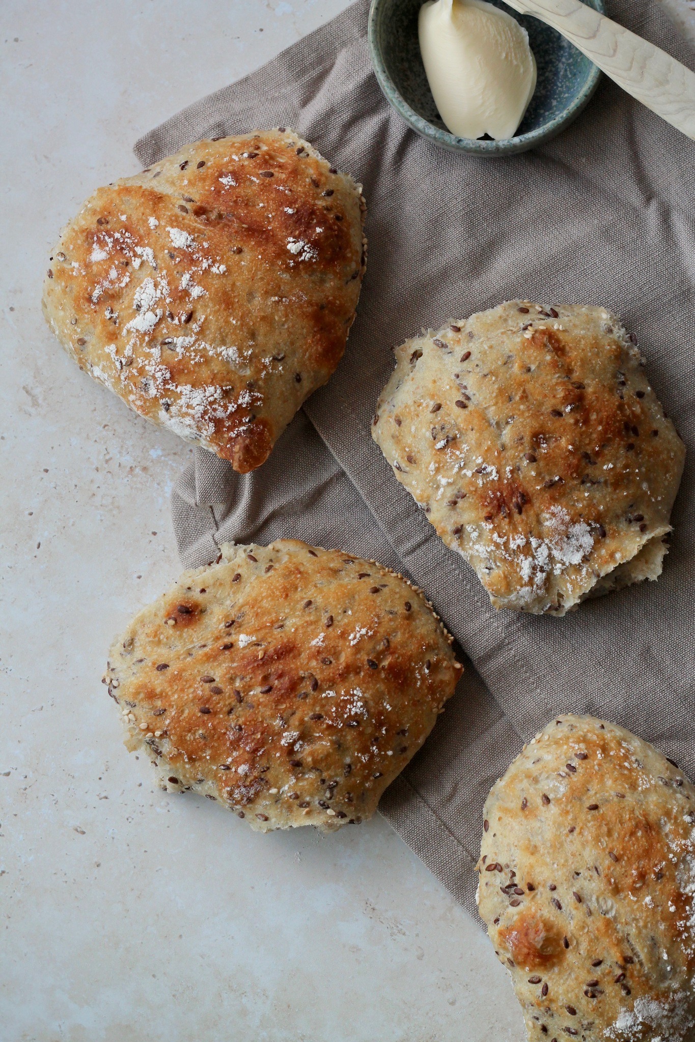 Surdejsboller med sesam og hørfrø - kerneboller med surdej
