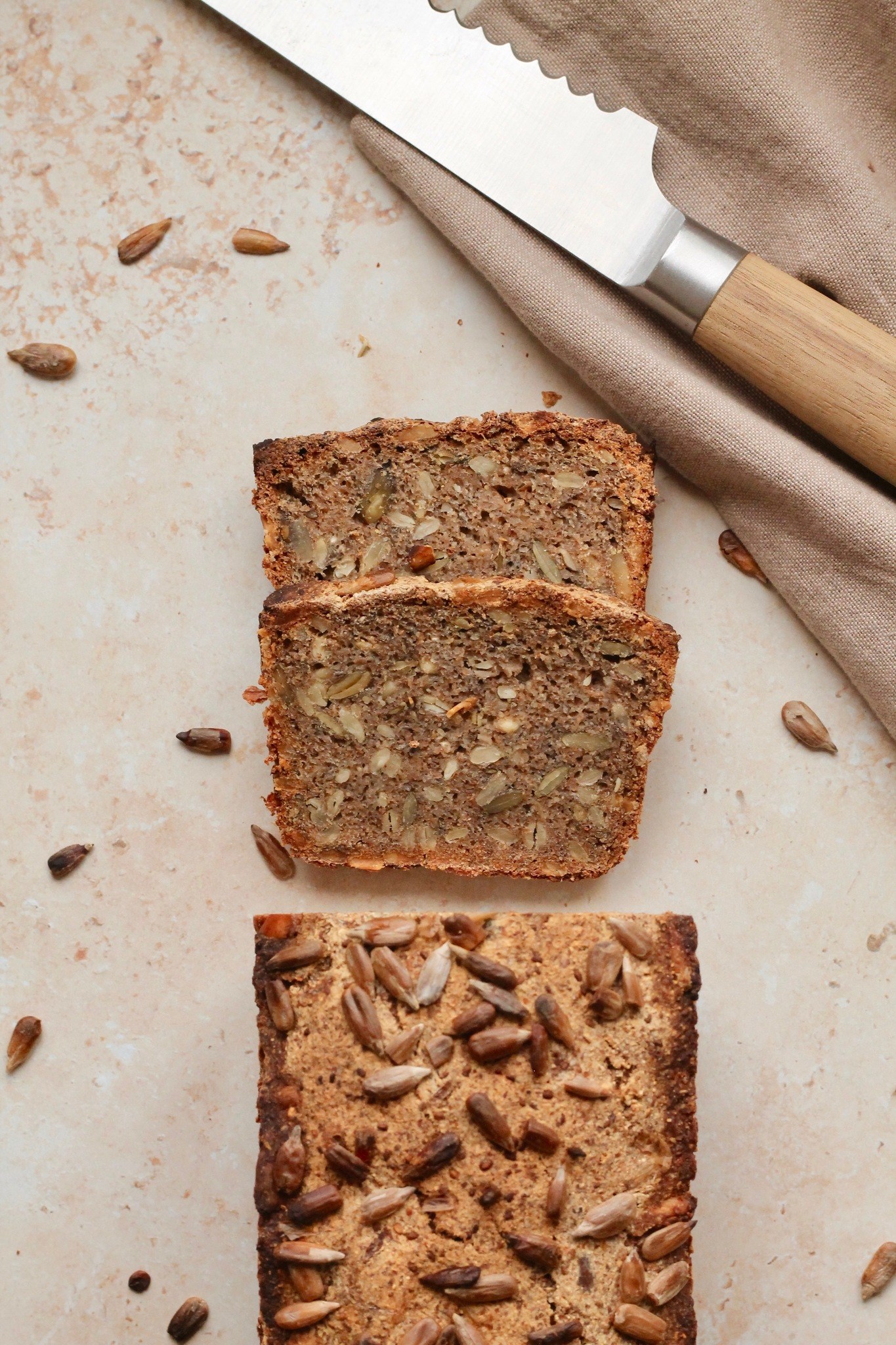 Rugbrød med surdej - nem opskrift med masser af kerner