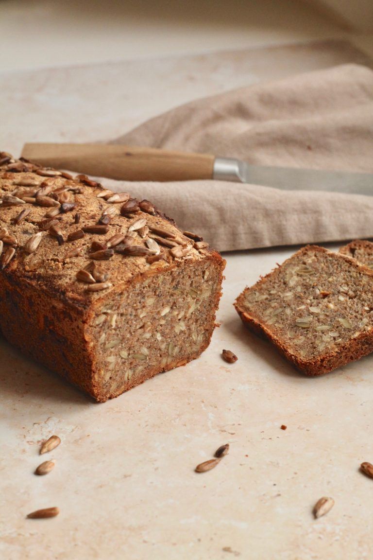 Rugbrød med surdej - nem opskrift med masser af kerner