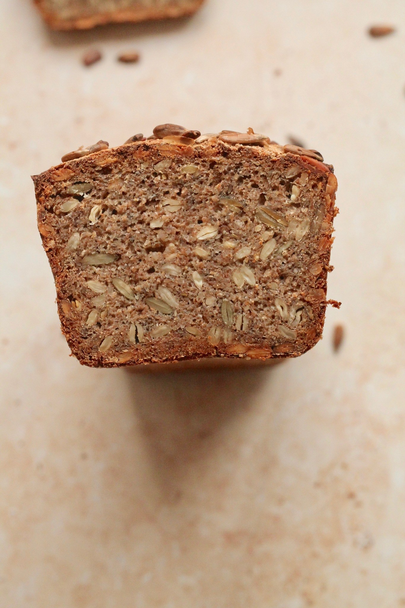 Rugbrød med surdej - nem opskrift med masser af kerner