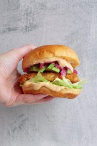 Burger med sprød kylling - nem og lækker opskrift