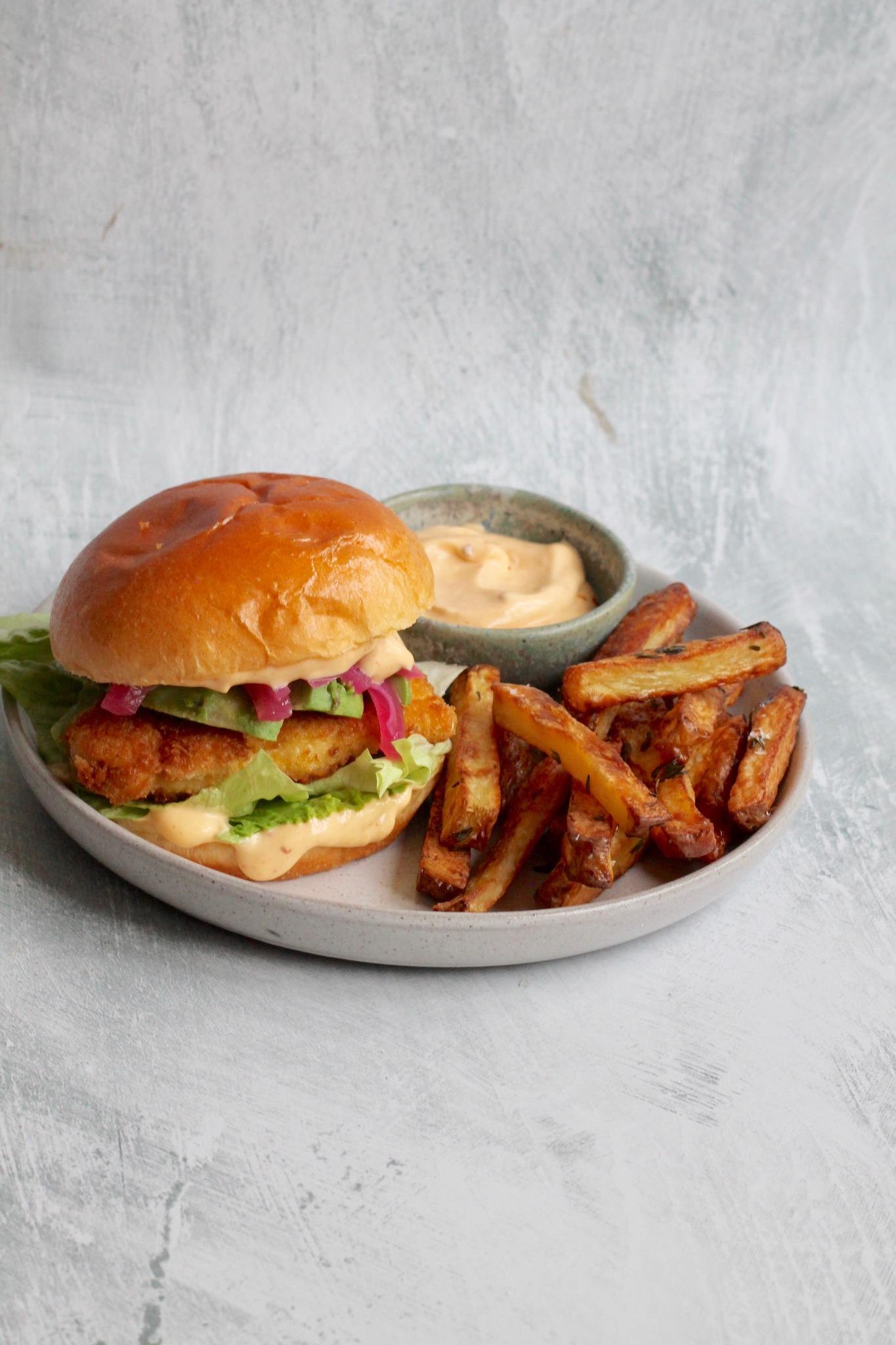Burger med sprød kylling - nem og lækker opskrift