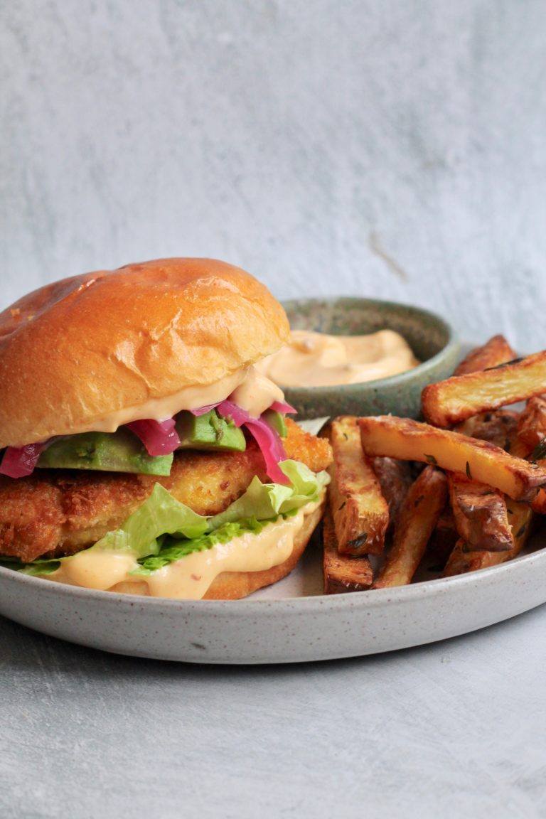 Burger med sprød kylling - nem og lækker opskrift