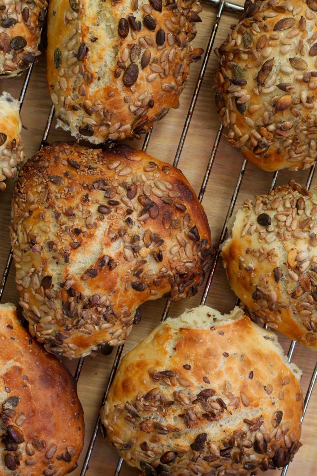 Koldhævede boller med kerner - en nem og lækker opskrift