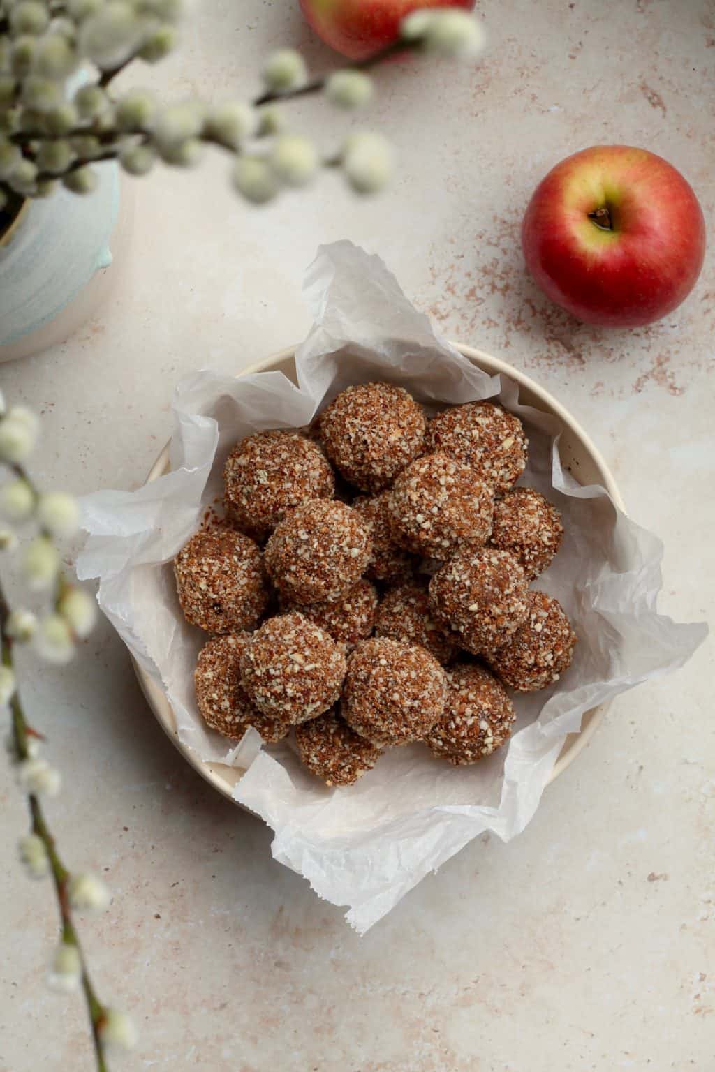 Æblekagekugler - sunde dadelkugler med bastognekiks og æble