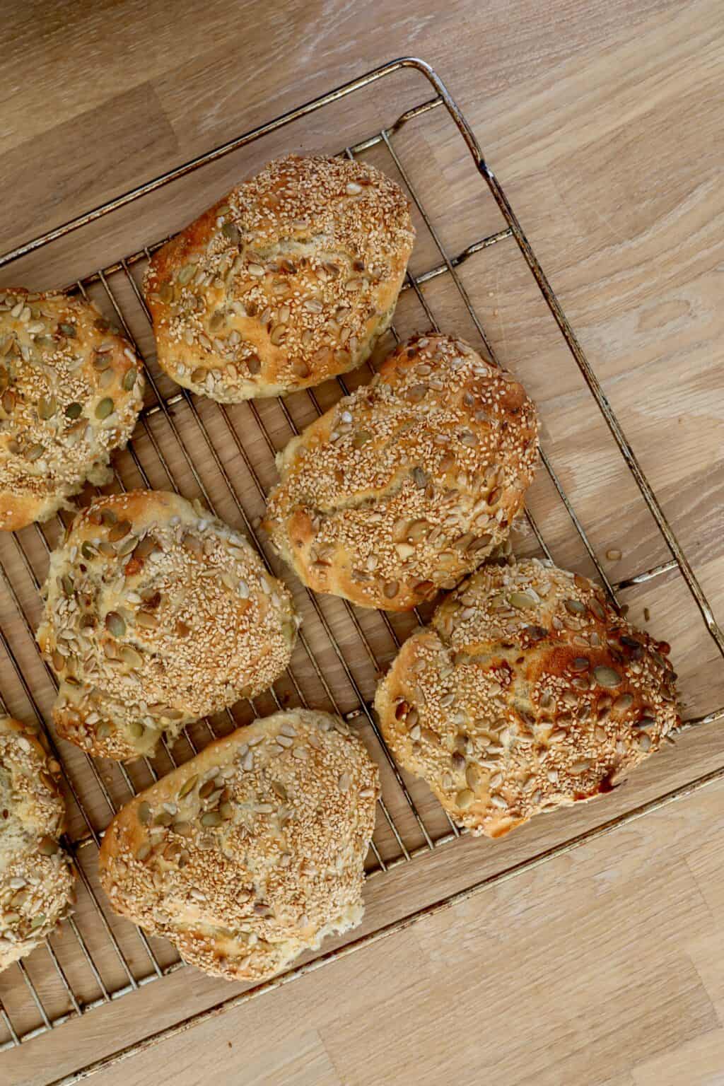 Koldhævede boller med yoghurt - nem og æltefri opskrift