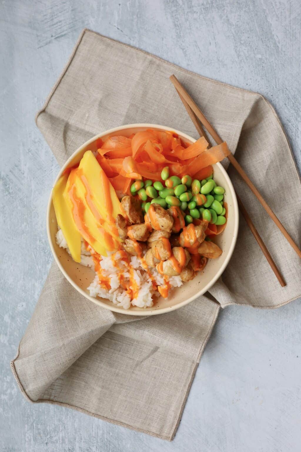 Poke bowl med teriyaki kylling - Anna-mad.dk