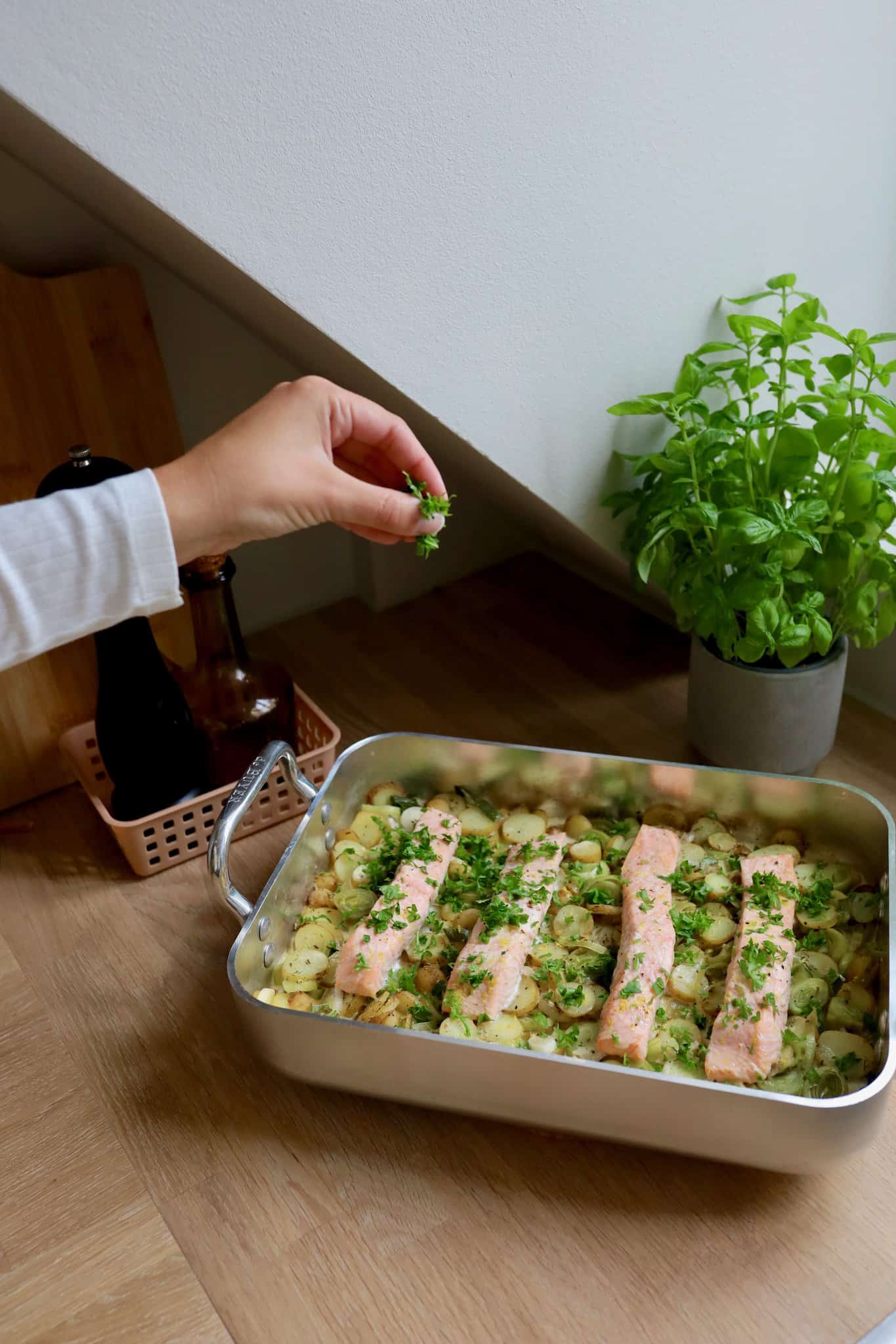 Fisk i fad med porrer, kartofler og fløde - nem opskrift