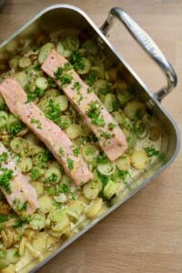Fisk i fad med porrer, kartofler og fløde - nem opskrift