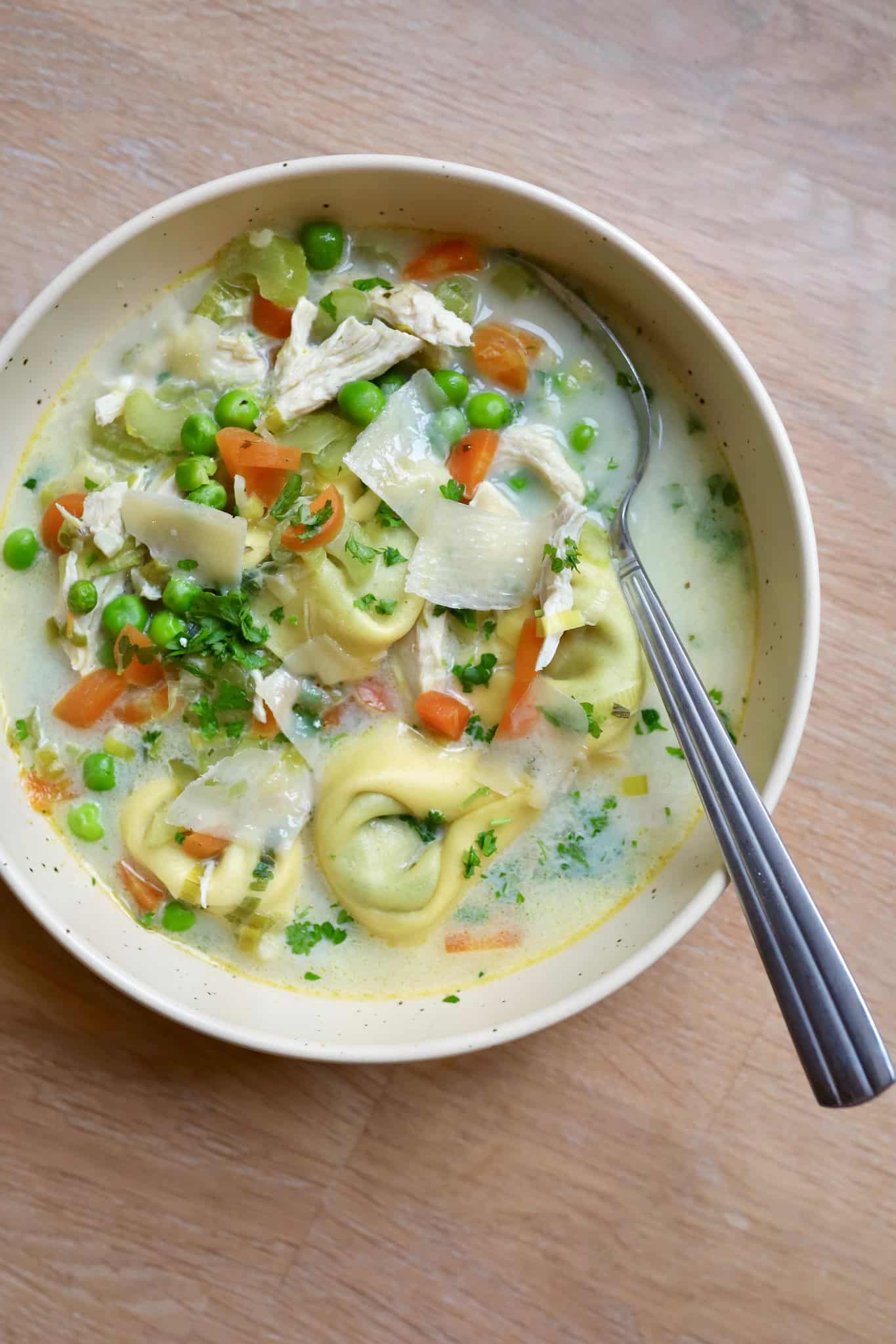 Kyllingesuppe med pasta og grøntsager - Anna-mad.dk