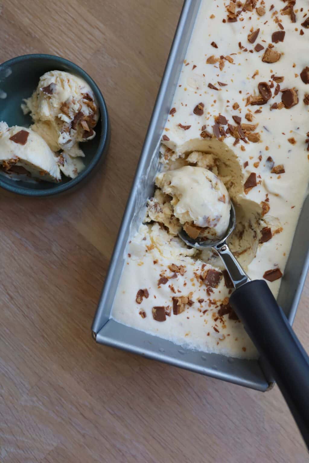 Hjemmelavet daim is - nem og lækker opskrift uden ismaskine