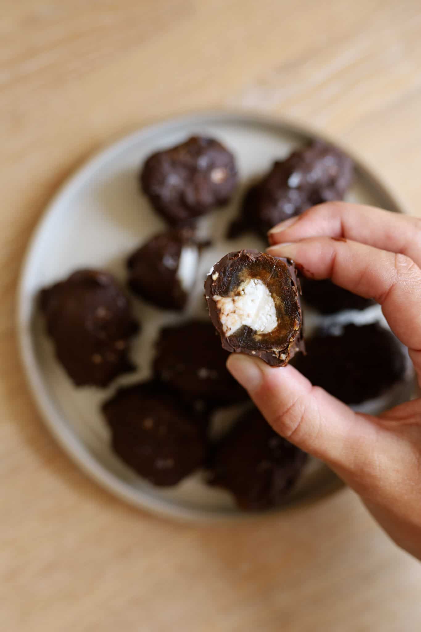 Bounty fyldte dadler - sund snack med kokos og chokolade