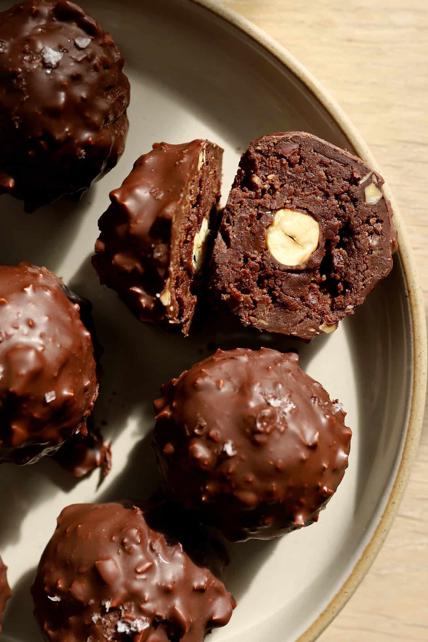 Sunde ferrero rocher - snack opskrift med nødder og choko